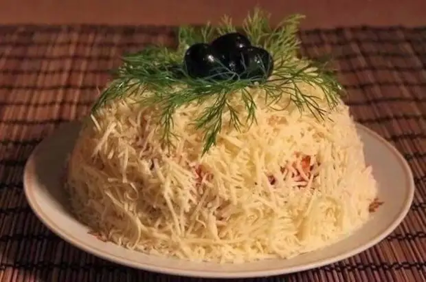 10 cele mai reușite și delicioase salate pentru masa de Anul Nou