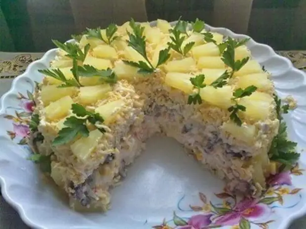 10 cele mai reușite și delicioase salate pentru masa de Anul Nou