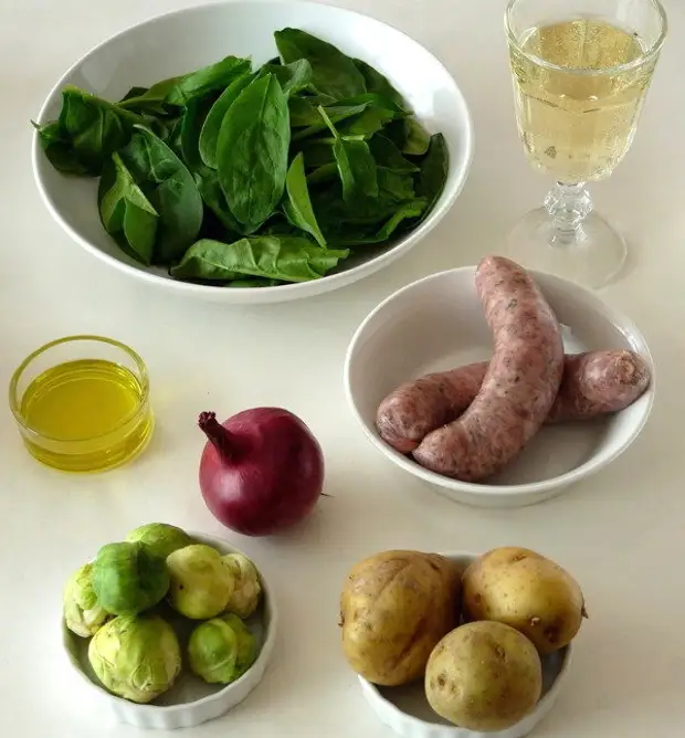 Salsicce al forno con verdure e spinaci