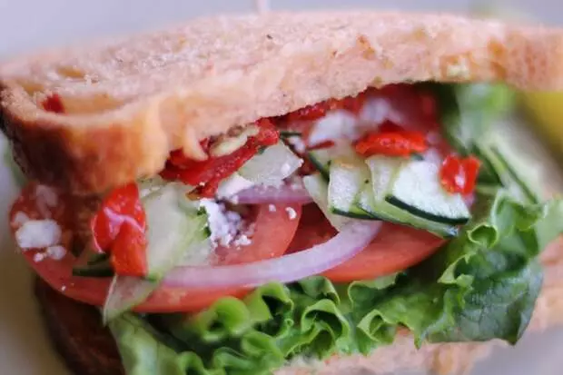 Apa itu sandwich BLT dan cara membuatnya