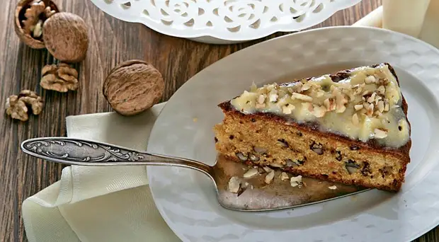 Carrot cake with walnuts