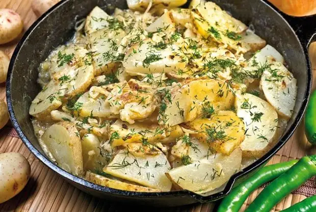 Kartoffel gedämpft mat Zwiebelen