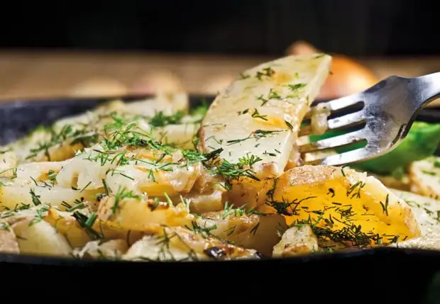 來自 www.dunduk-culinar.ru 的洋蔥燉土豆
