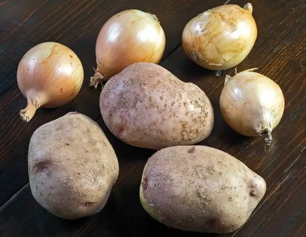 de ferhâlding fan ierappels en sipels foar it koken fan gestoofde ierappels mei sipels