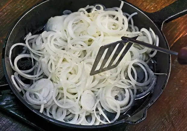 sautéing sipels by cooking stewed ierappels