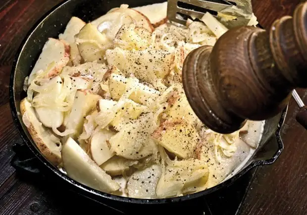 조림 감자를 요리 할 때 소금과 후추를 첨가하십시오.