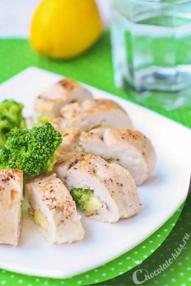 Ayam gulung karo brokoli lan keju