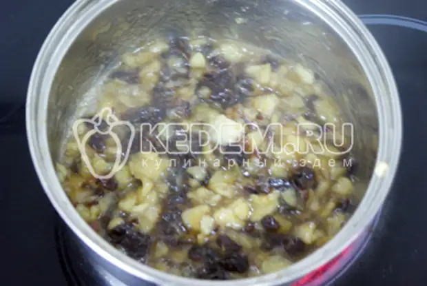 Tambah prunes lan gula menyang saucepan