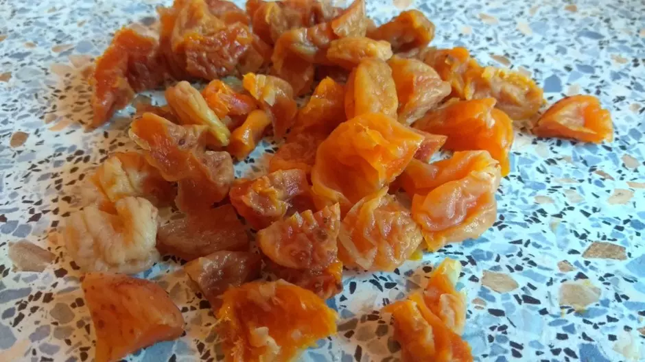 Cottage cheese gryte med tørkede aprikoser og dadler