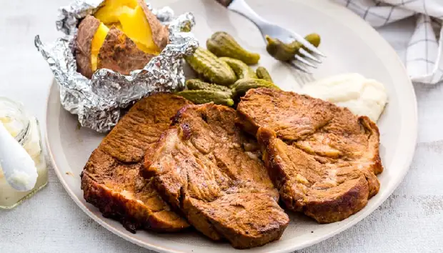 5 deliciosas receitas de carne de porco na tixola para a cea e as mesas de festa
